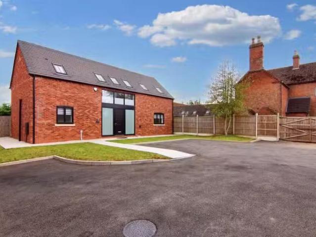 4 bedroom detached house for rent in Pickford Green Lane, Cove.