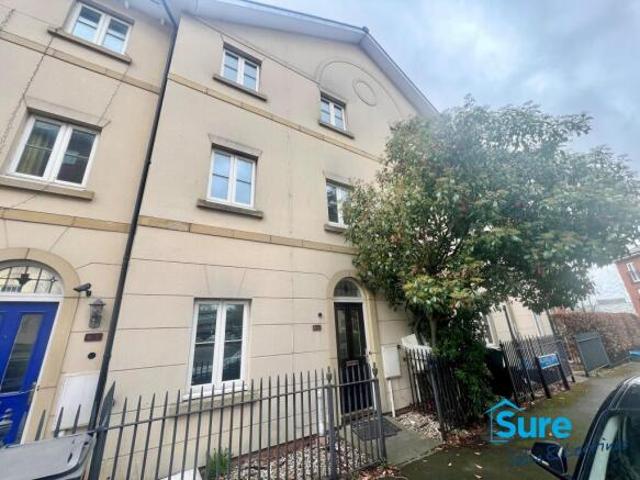 4 bedroom town house for rent in Pillowell Drive. GL1