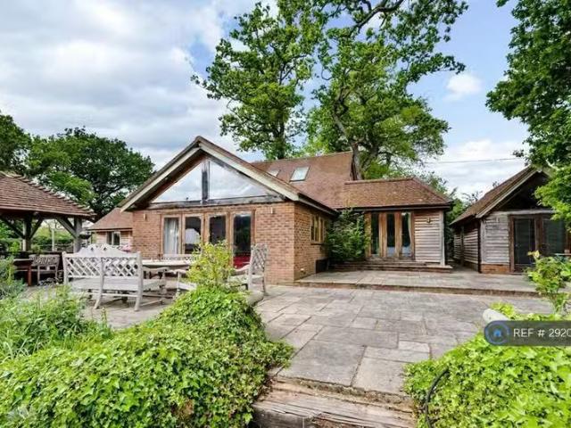 4 bedroom detached house for rent in Prestwick Lane, Chiddingf.