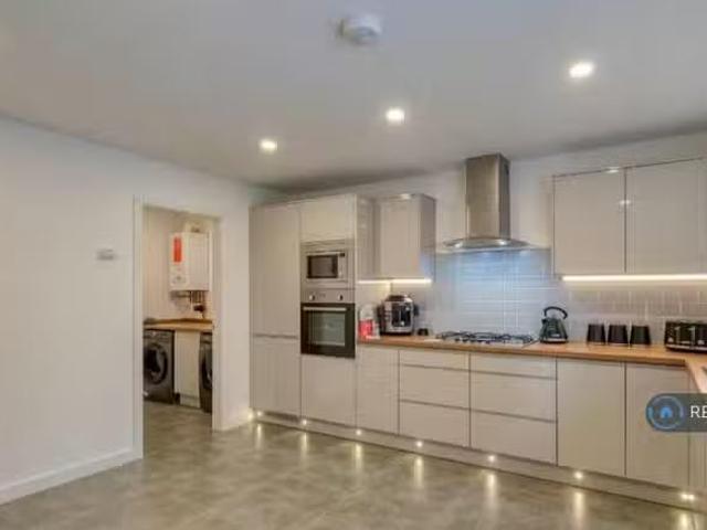 4 bedroom detached house for rent in Priory Road, Solihull, B90