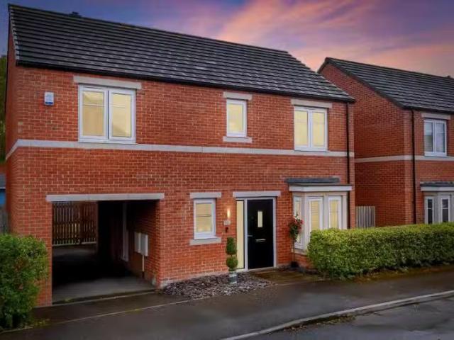 4 bedroom detached house for rent in Providence Avenue, Bradfo.