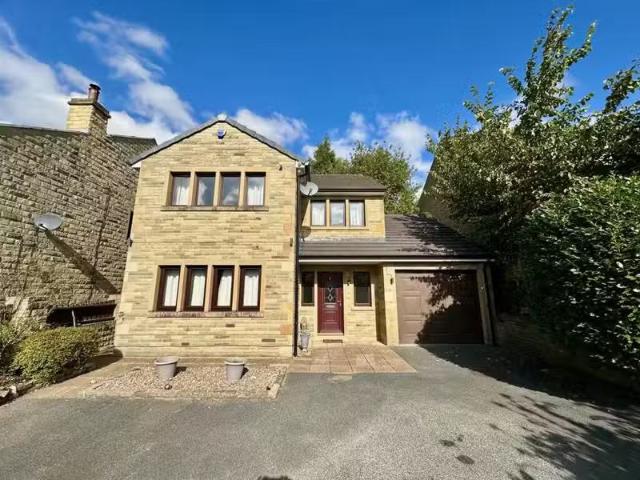 4 bedroom detached house for rent in Rothwell Road, Halifax, HX1