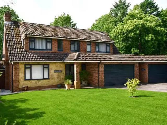 4 bedroom detached house for rent in Roebuck Close, Ashtead, S.