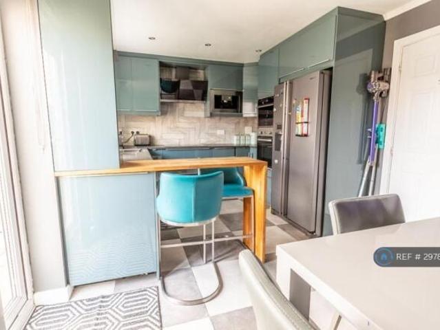 4 bedroom detached house for rent in Redhouse Way, Swindon, SN25