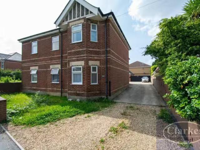 4 bedroom detached house for rent in Redhill Drive, Winton, BH10