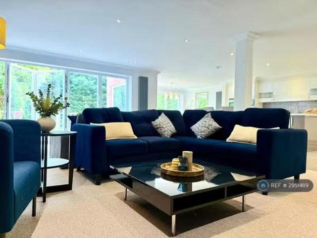 4 bedroom detached house for rent in Ridge Avenue, Harpenden.