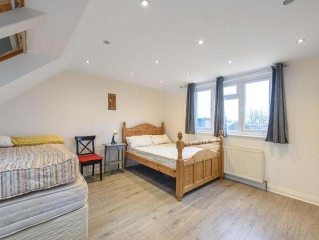 4 bedroom detached house for rent in Rushden Gardens, Mill Hill, London, NW7