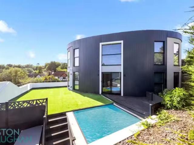 4 bedroom detached house for rent in Woodland Drive, Hove, BN3