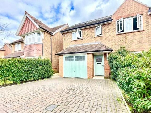 4 Bedroom Detached House For Rent In Woodley, Berkshire