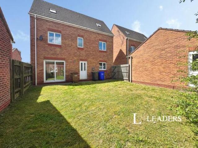4 bedroom detached house for rent in Waterlily Close, Stoke on Trent, Staffordshire, ST1