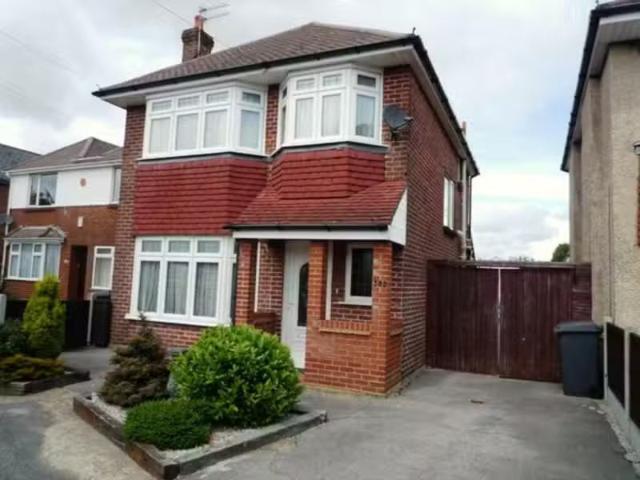 4 bedroom detached house for rent in Wallisdown Road, Bournemo.