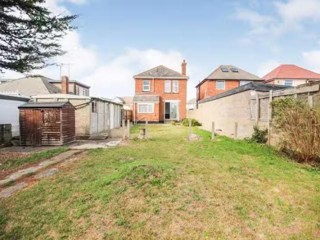 4 bedroom detached house for rent in Wallisdown Road, Poole, B.