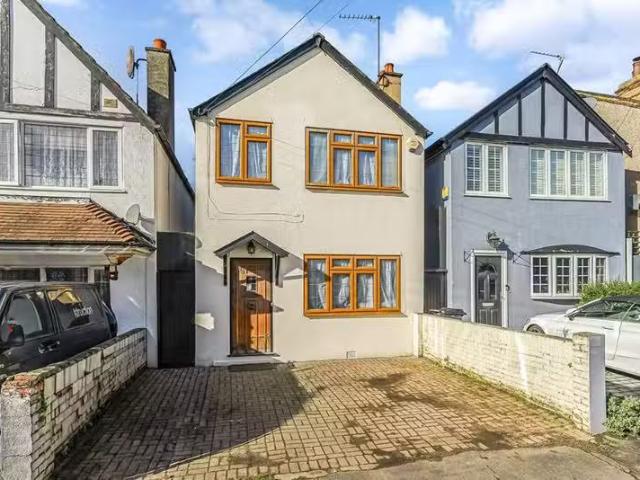 4 bedroom detached house for rent in Walpole Road, London, E18