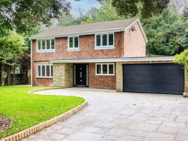 4 bedroom detached house for rent in Welcomes Road, Kenley, CR8