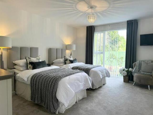 4 bedroom detached house for rent in Whitecliff Crescent, Poole, BH14