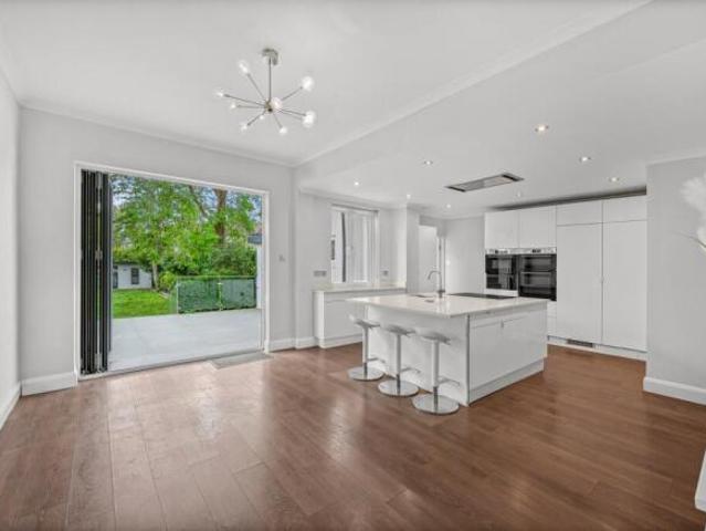 4 bedroom detached house for rent in Winn Road, Canary Wharf, SE12