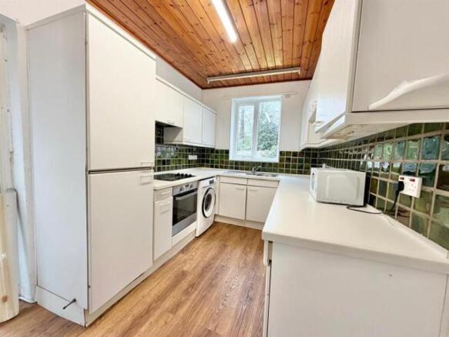 4 bedroom detached house for rent in Wychwood Avenue, Edgware, HA8