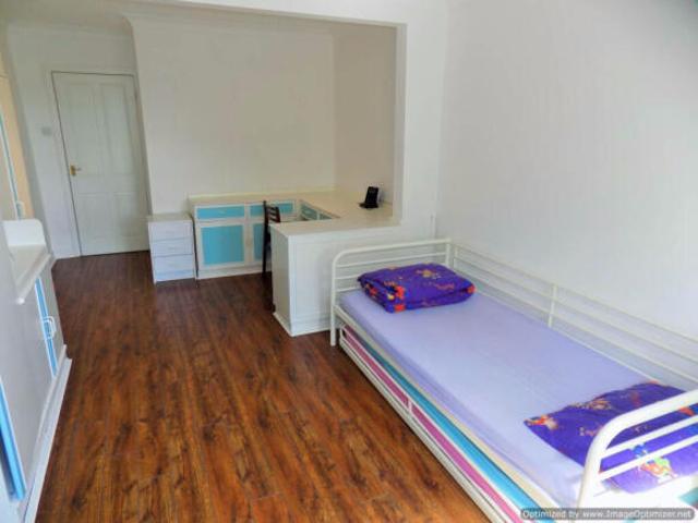 4 bedroom detached house for rent in The Avenue, Alwoodley, Leeds, LS17
