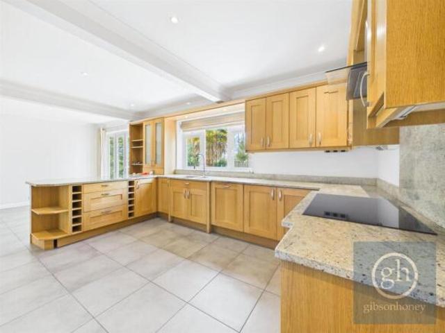 4 bedroom detached house for rent in The Uplands, Ruislip, Middlesex, HA4 8QL, HA4