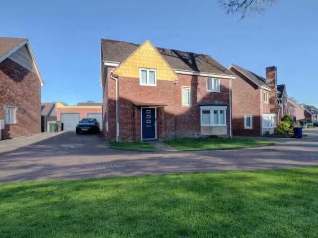 4 bedroom detached house for rent in Trinity Circle, High Wyco.