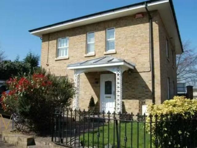 4 bedroom detached house for rent in Vale Road, Northfleet, Gr.