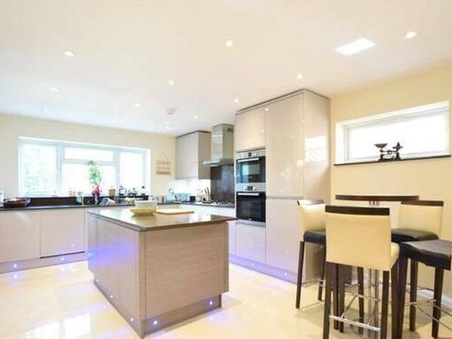 4 bedroom detached house for rent in Venetia Close Emmer Green Berkshire RG4