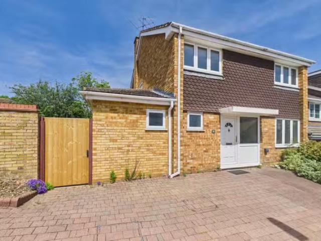 4 bedroom detached house for rent in Vicarage Close, Hemel Hem.