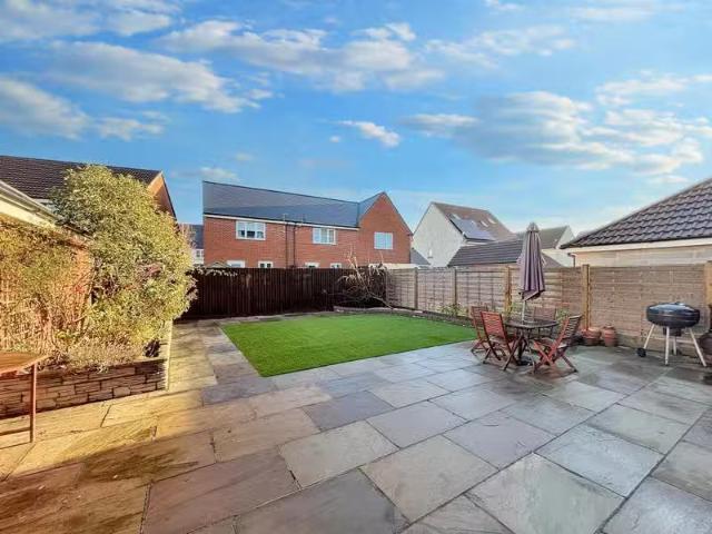 4 bedroom detached house for rent in Viola Way, Emersons Green.