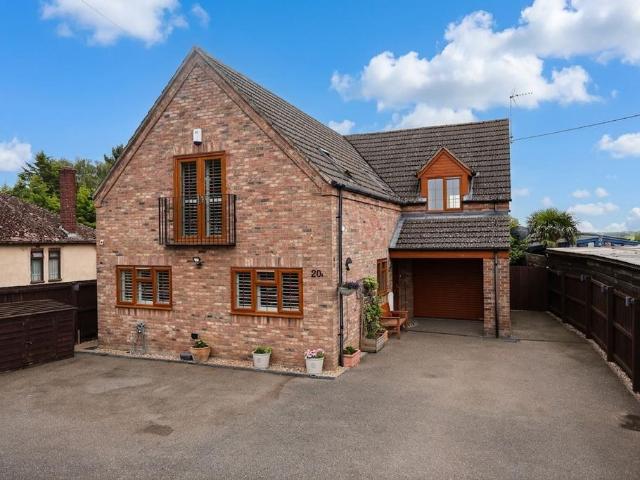 4 bedroom detached house for sale