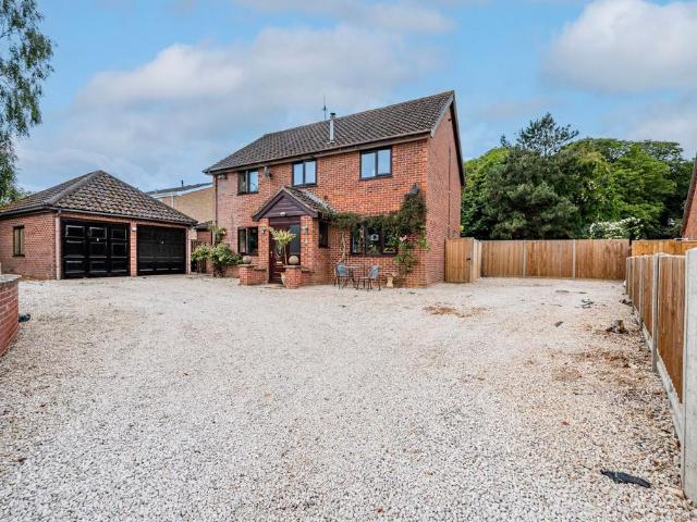 4 bedroom detached house for sale