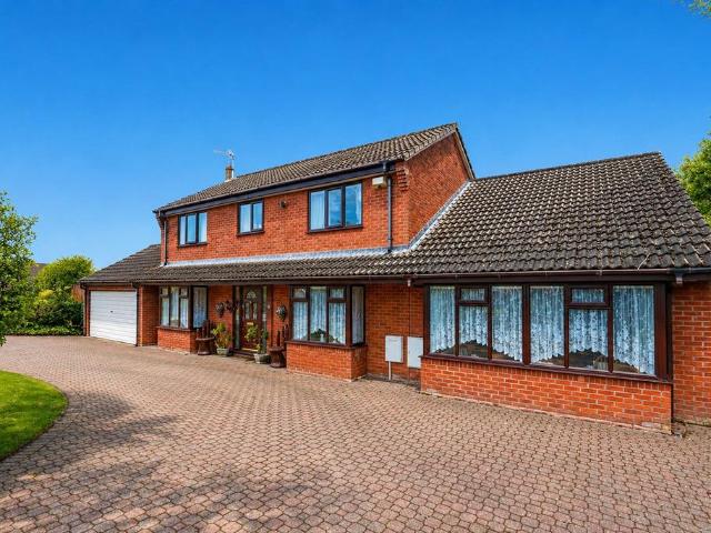 4 bedroom detached house for sale