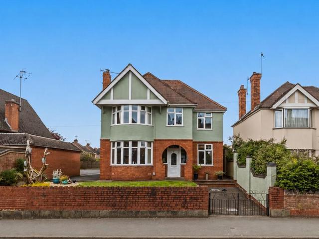 4 bedroom detached house for sale