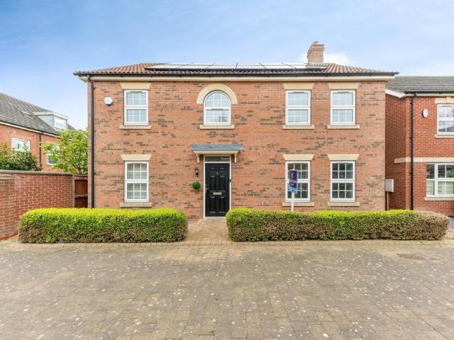 4 bedroom detached house for sale