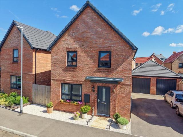4 bedroom detached house for sale
