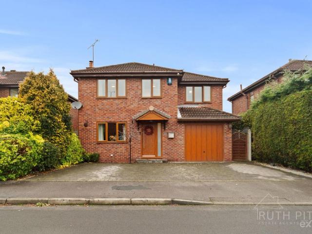 4 bedroom detached house for sale