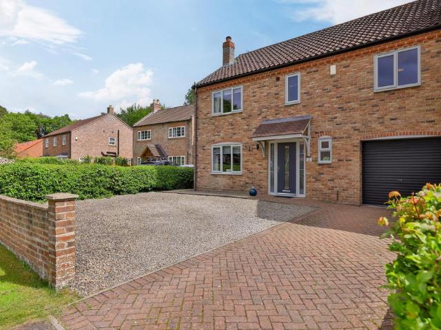 4 bedroom link detached house for sale