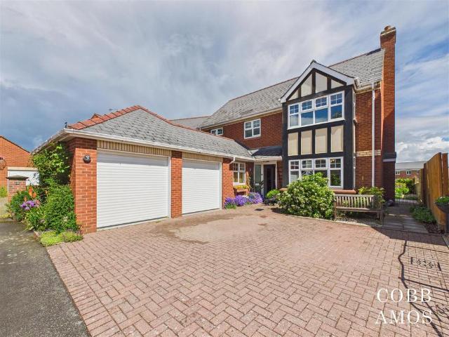 4 bedroom detached house for sale