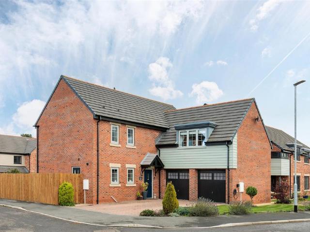 4 bedroom detached house for sale