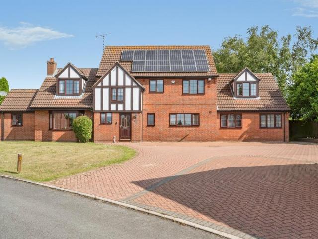 4 bedroom detached house for sale