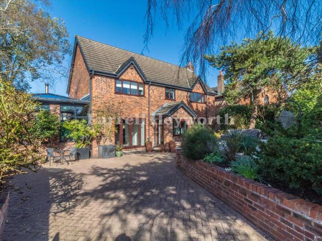 4 bedroom detached house for sale