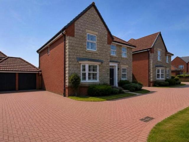4 bedroom detached house for sale