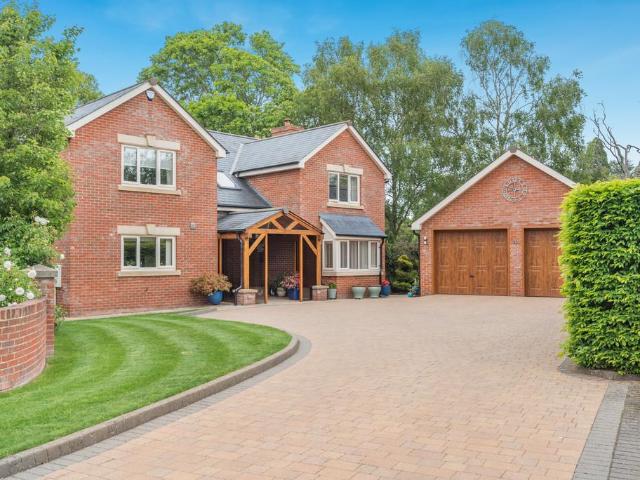 4 bedroom detached house for sale