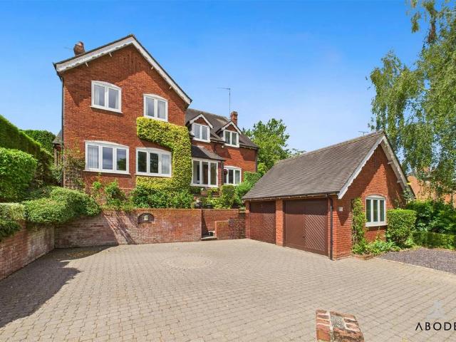 4 bedroom detached house for sale