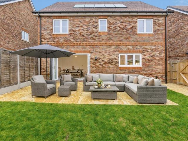 4 bedroom detached house for sale