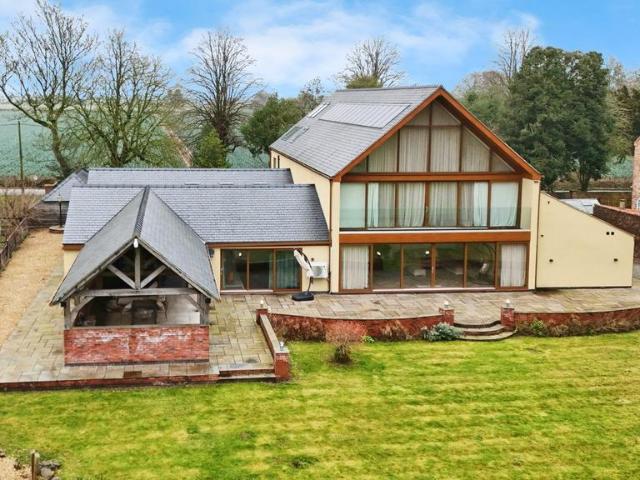 4 bedroom detached house for sale