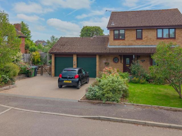 4 bedroom detached house for sale