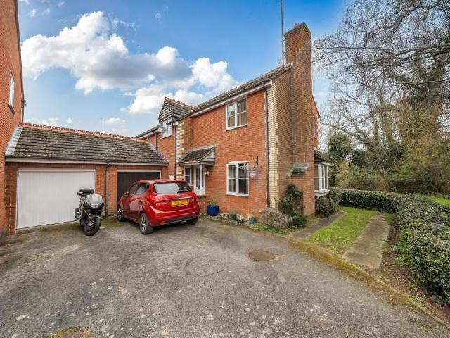 4 bedroom link detached house for sale