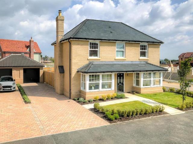 4 bedroom detached house for sale