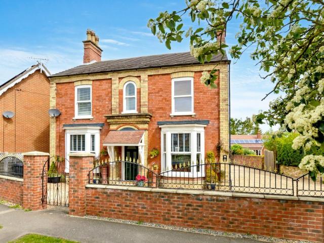 4 bedroom detached house for sale