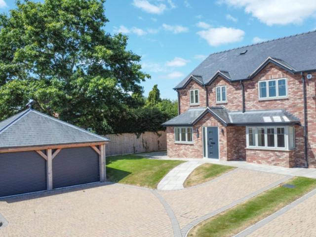 4 bedroom detached house for sale